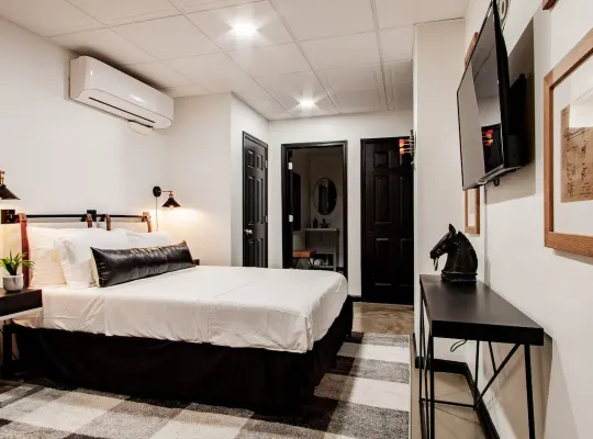 Historic Gaslight Building With Kitchenette - Charming Stylish Escape - Washington, D.C.