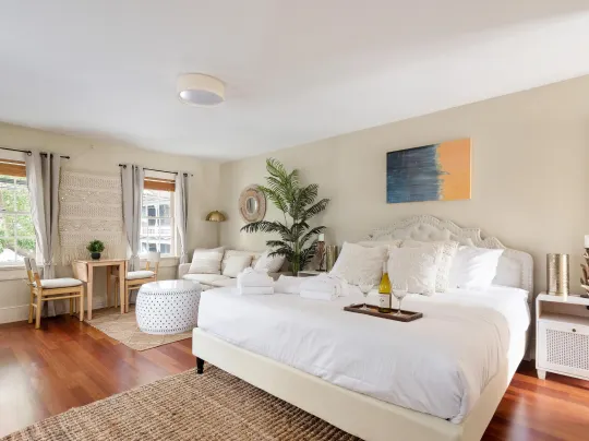 Private Entrance And Access To Exclusive Amenities - Cozy Intimate Retreat -