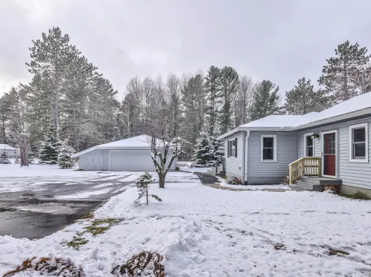 Riverfront Deck And Fire Pit Experience - Stunning Modern Retreat - Eagle River, WI