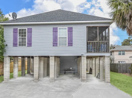 Spacious Outdoor Showers And Wrap-around Porch - Inviting Family Haven - Tybee Island, GA