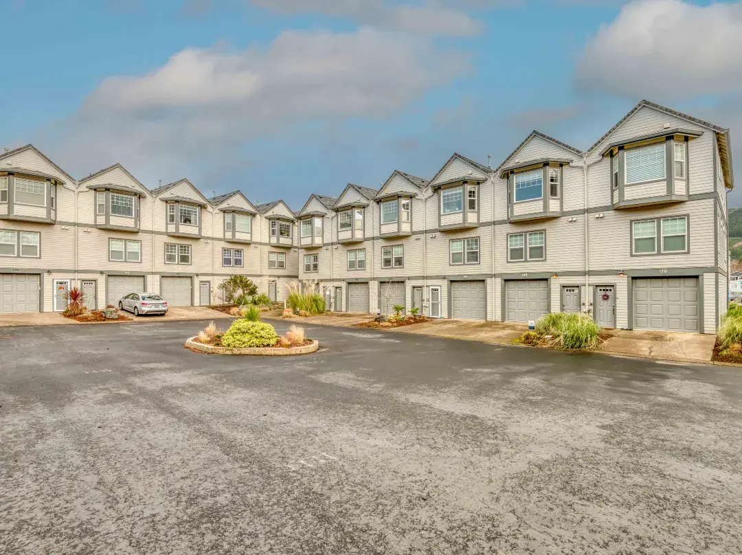 Ocean View Balconies And Spacious Living - Charming Coastal Retreat - Rockaway Beach, OR