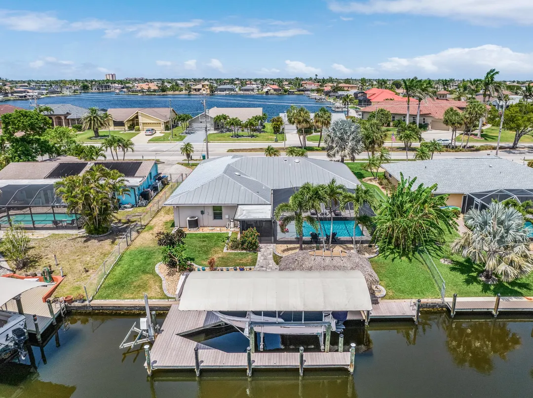Heated Pool And Spacious Outdoor Living - Exquisite Waterfront Haven - Cape Coral