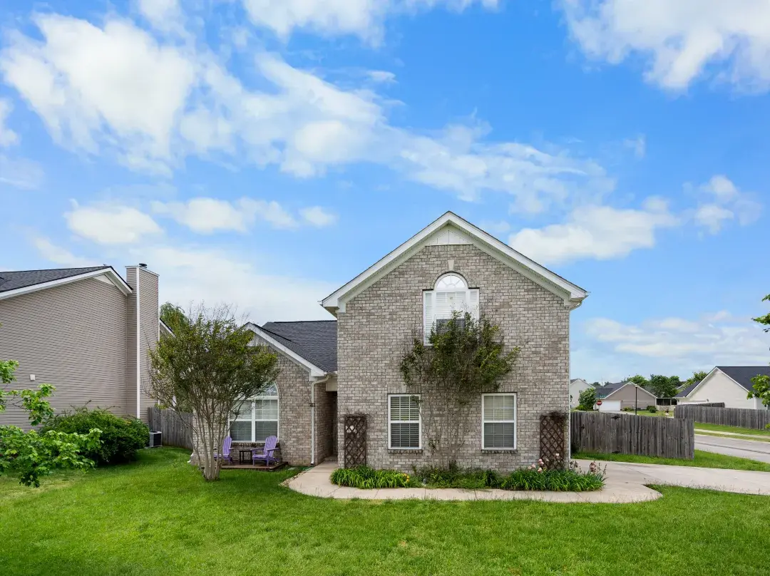 Breathtaking Views And Cozy Backyard - Spacious Family Retreat - Columbia, TN