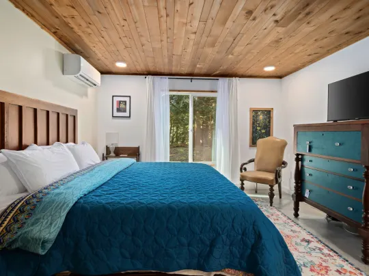 Charming Garden Views And Cozy Living - Delightful Retreat - Bellingham, WA