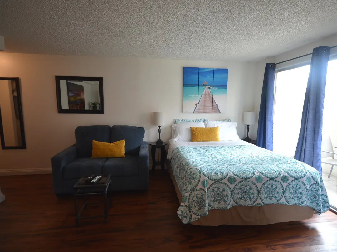 Kitchenette And Outdoor Balcony Delight - Charming Studio Oasis - Honolulu, HI