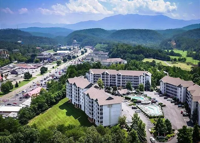 Mountain Views And Luxury Amenities - Elegant Smoky Mountain Retreat - Pigeon Forge, TN