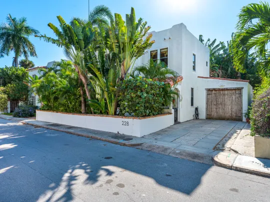 Charming Outdoor Oasis And Spacious Living Areas - Cozy Spanish Hideaway - Palm Beach, FL