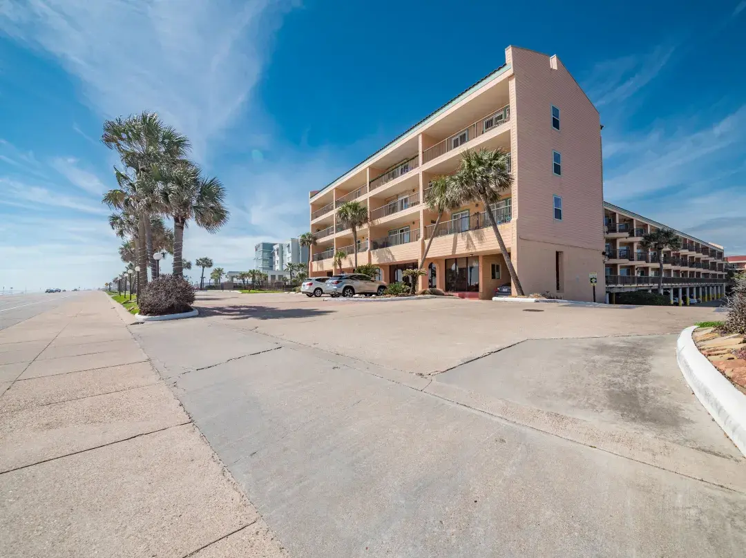 Spacious Balconies And Large Pools - Stunning Coastal Retreat - Galveston, TX
