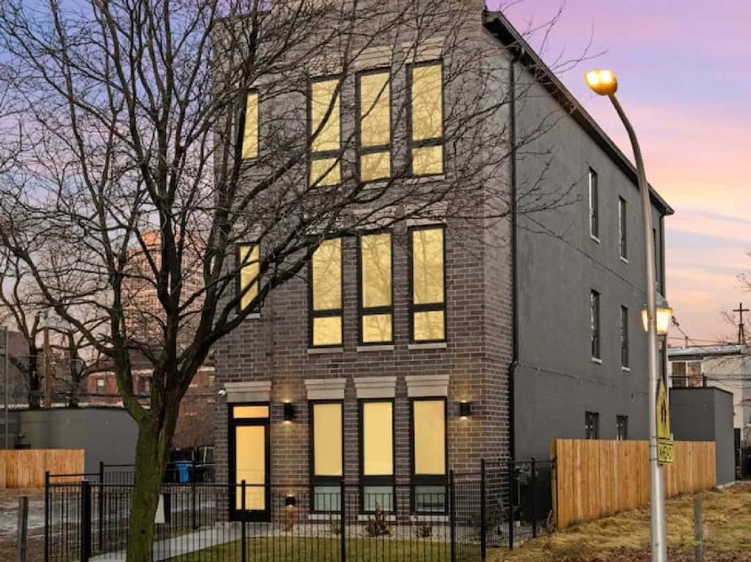 Sophisticated Amenities And Cultural Heritage - Elegant Urban Oasis - Chicago, IL