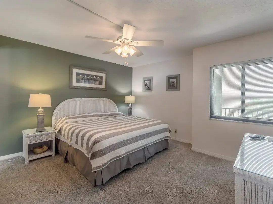 Beach Views And Spacious Living - Charming Coastal Haven - Redington Shores, FL