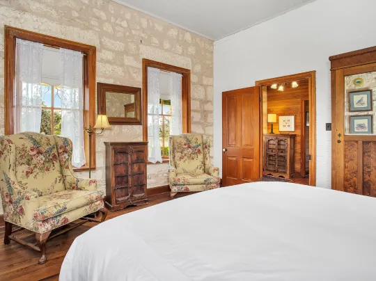 Hand Hewn Stone, Hot Tub And Fenced Yard - Charming Historic Haven - Fredericksburg, TX