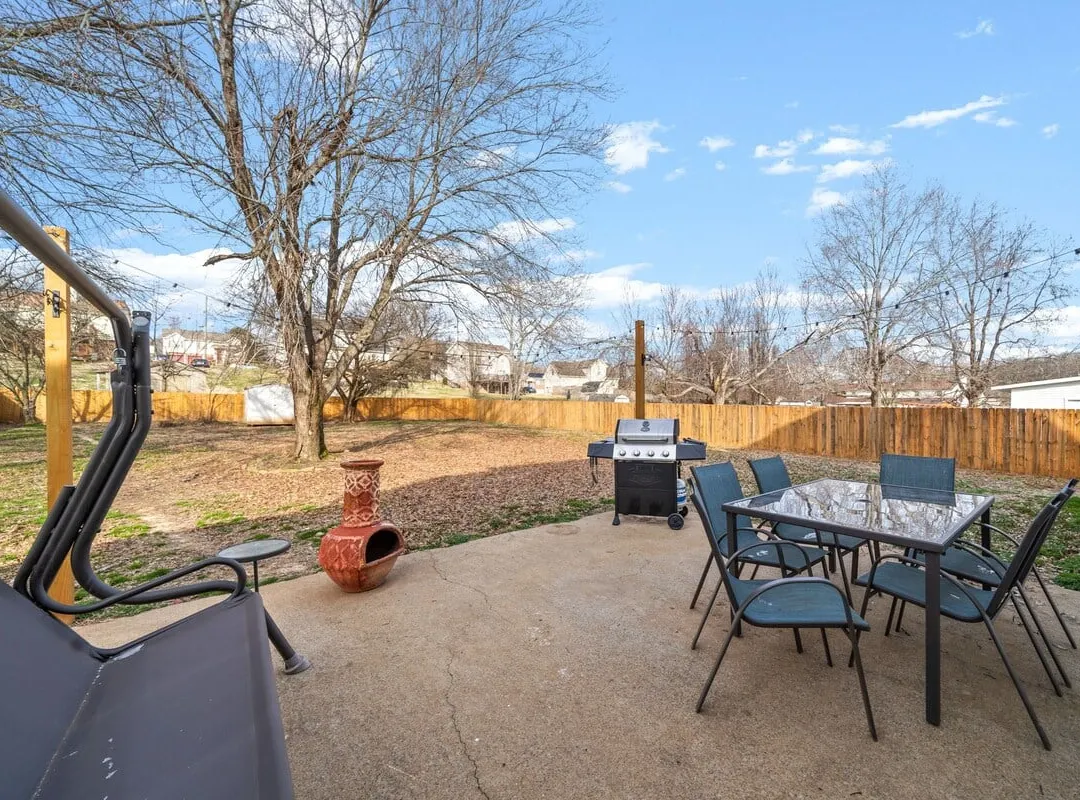 Private Entrance, Fenced Backyard And Large Kitchen - Charming Retreat - Clarksville, TN