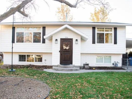 Beautiful Backyard With Play Area And Patio - Cozy Family Haven - Orem, UT