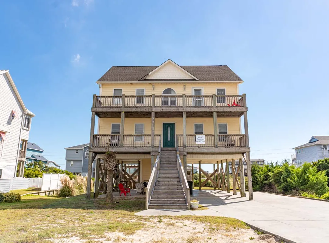Amazing Ocean Views And Relaxing Hot Tub - Charming Coastal Haven - Emerald Isle, NC