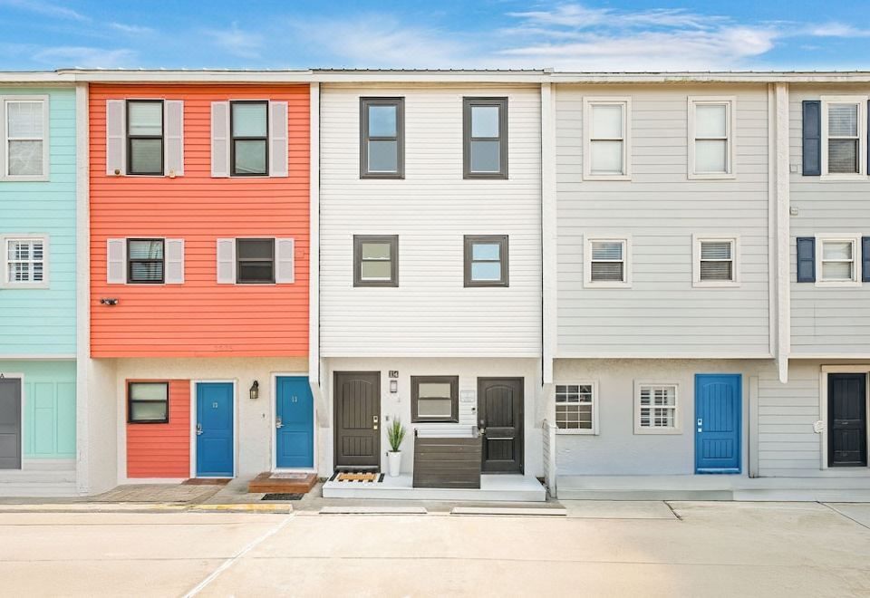 Beachfront/Luxurious/Modern/Private Beach/Walk to Pompano Joe's ...