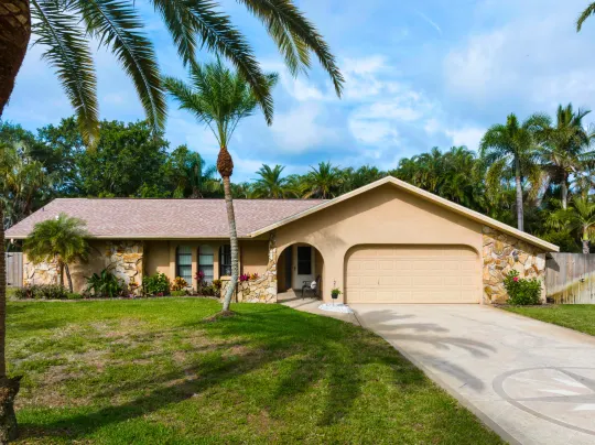 Fenced Backyard, Screened Pool And Modern Kitchen - Beautiful Retreat - Anna Maria, FL
