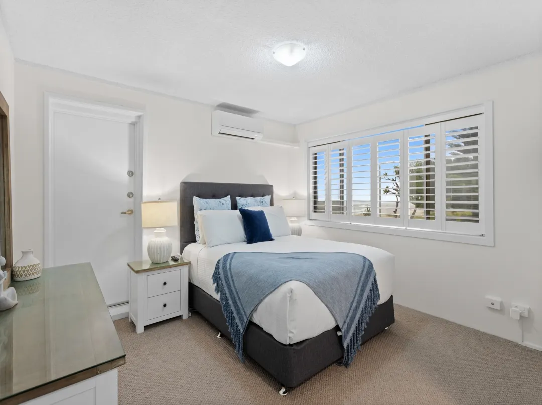 Wake To Waves In Spacious 3-bed Beachfront Unit - Gold Coast