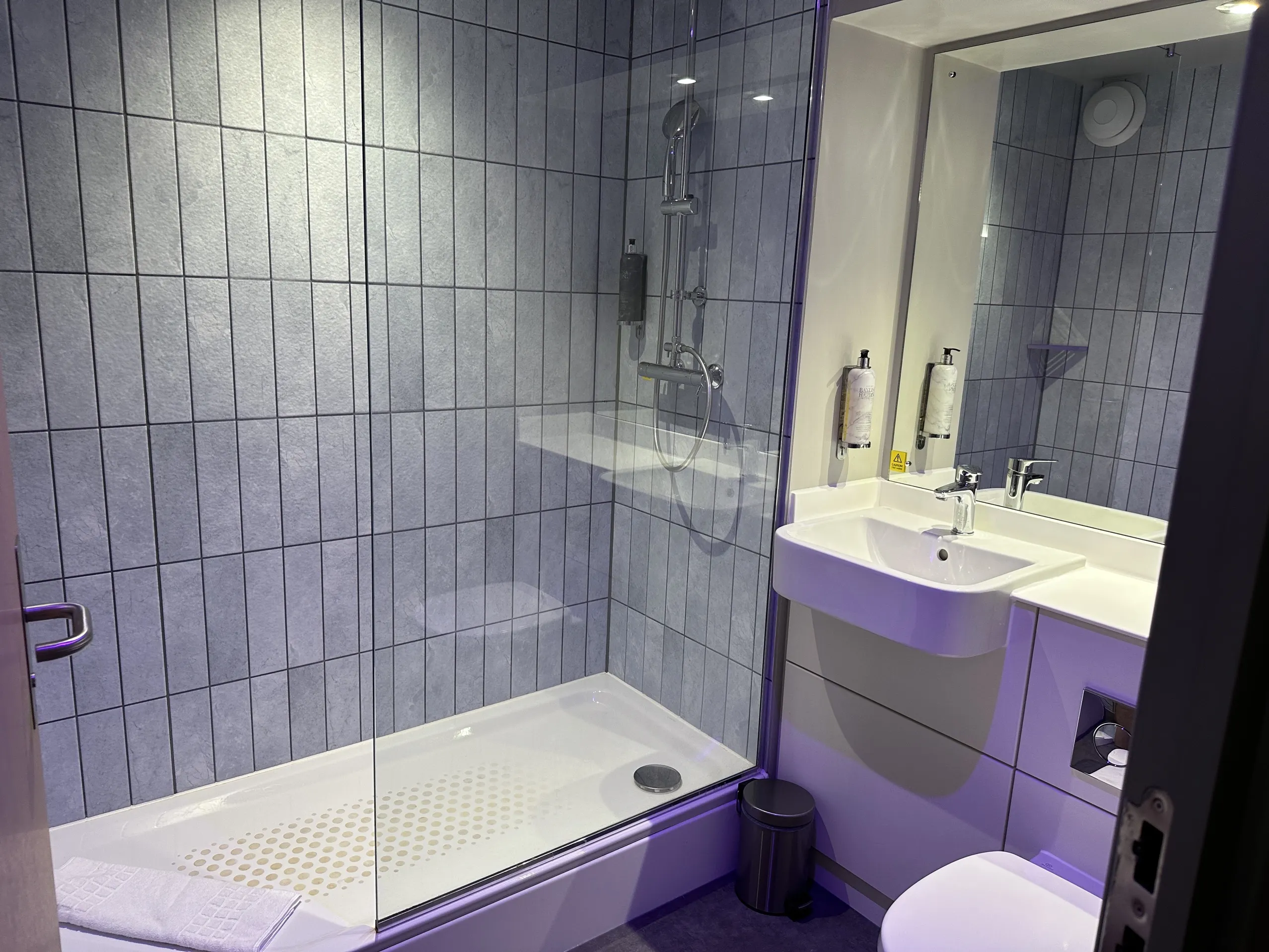 37 ảnh chụp & hình ảnh Premier Inn London Stansted Airport | Trip.com