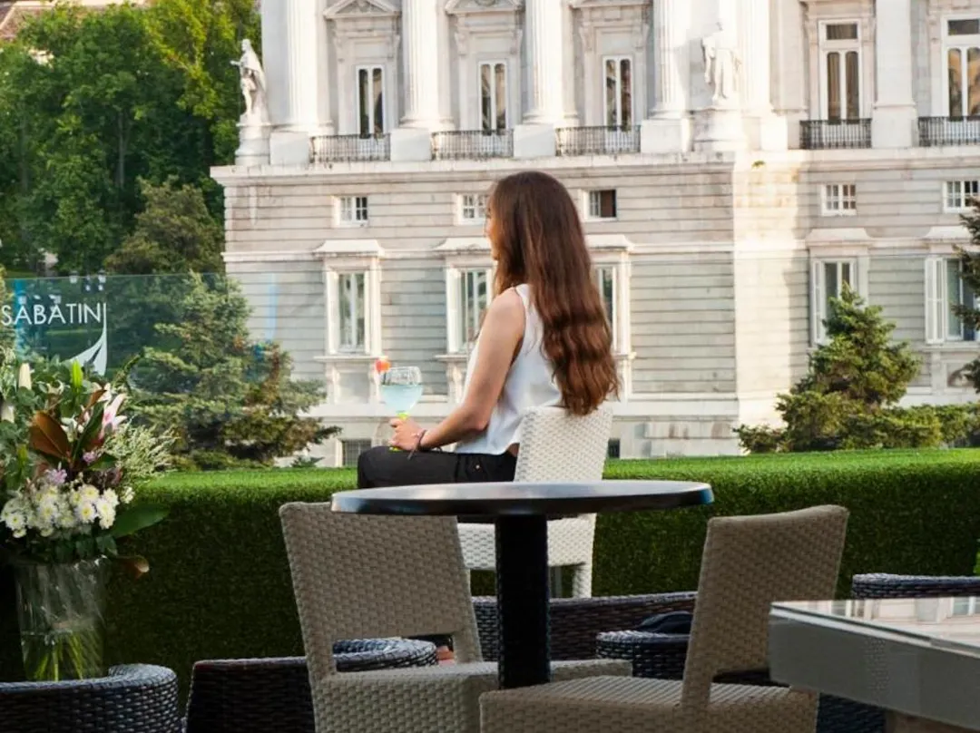 Jardines De Sabatini Apartosuites - Madrid