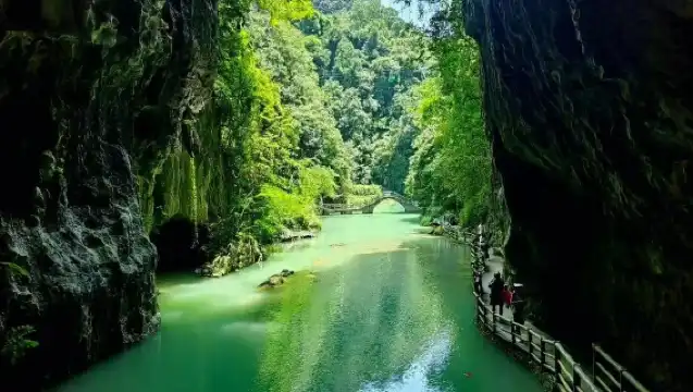 Zunyi, Guizhou 9-hour chartered day tour to Red Fruit Tree Scenic Area ...