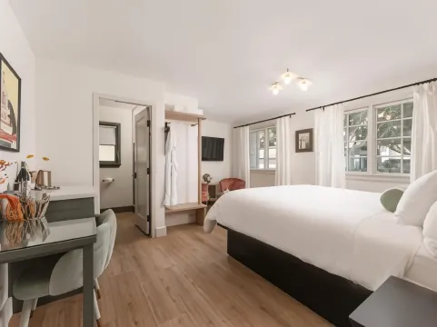 Petit Soleil - Bed, Breakfast And Bar - Santa Margarita, CA