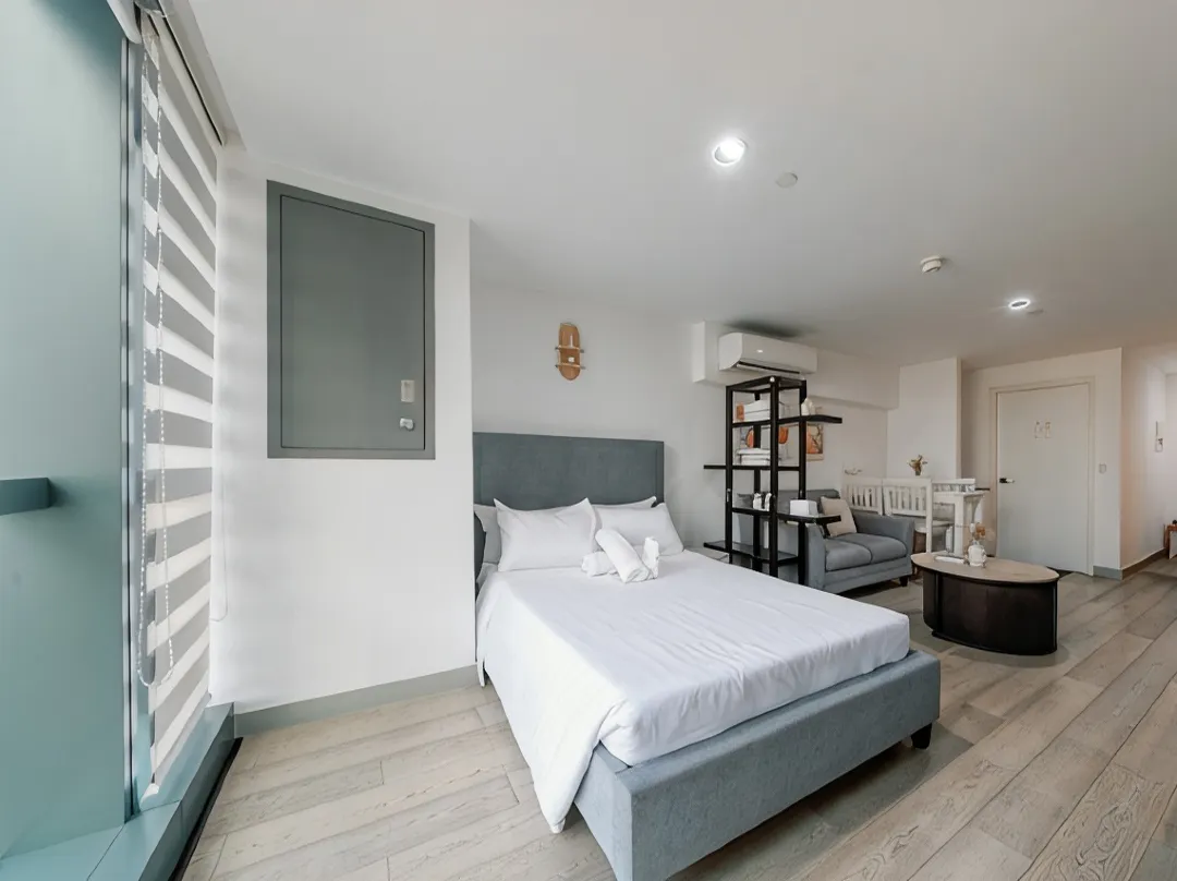 Casa Franz | Century Spire | 42f | Big 40sqm Studio • Views - Manila