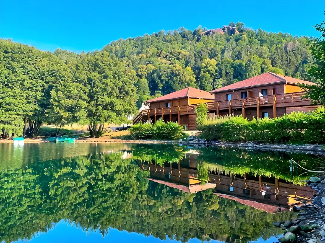 Hôtel Restaurant Le Lac Des Graves - Cantal