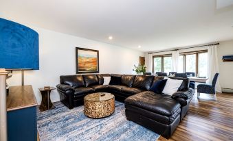 Spacious 4Br Retreat • Private Beach • Heated Outdoor Pool is Open ...