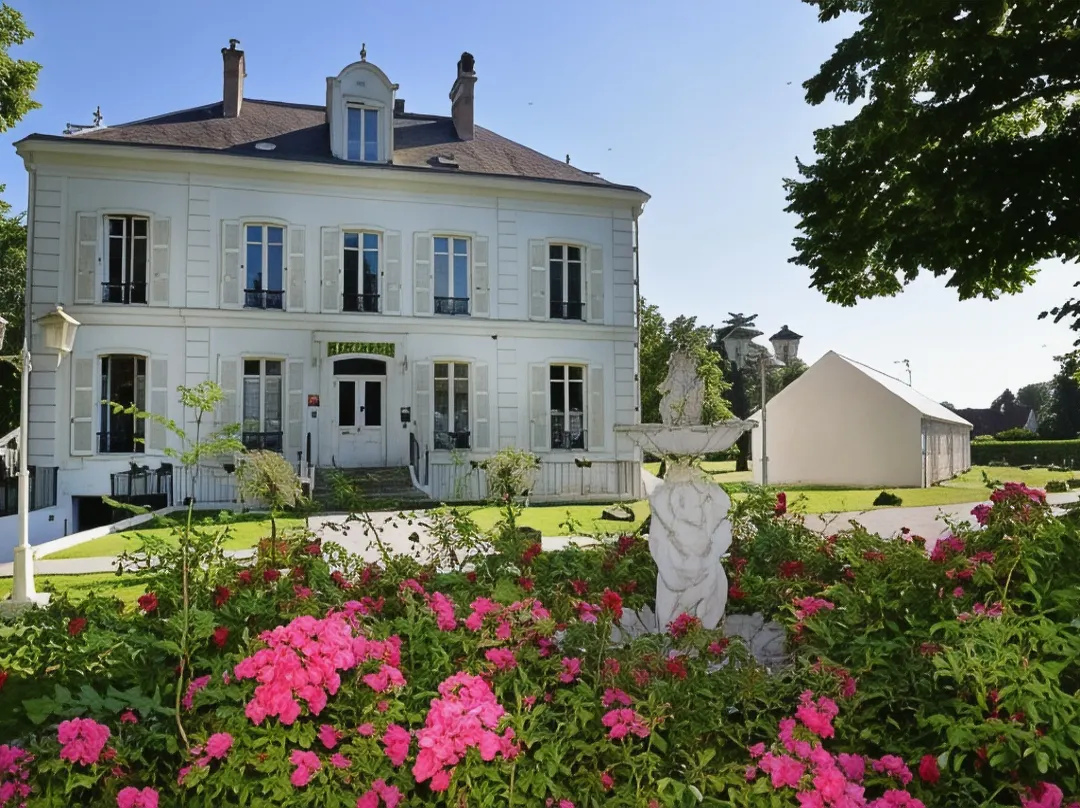 Logis Hostellerie Le Châtel - Seine-et-Marne