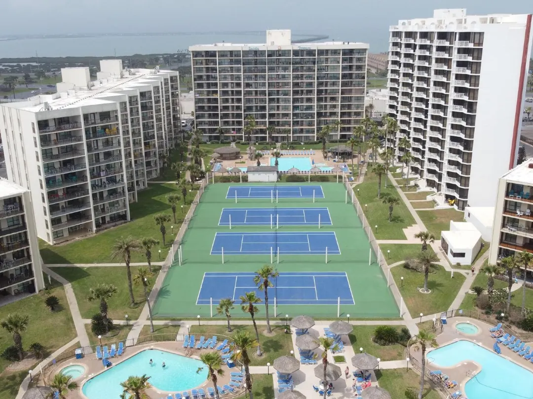 Spacious Ground Floor With Pools And Tennis Courts - Charming Family Retreat - South Padre Island, TX