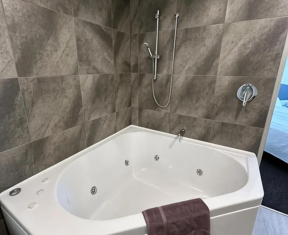 Baycourt Lakefront Motel - 