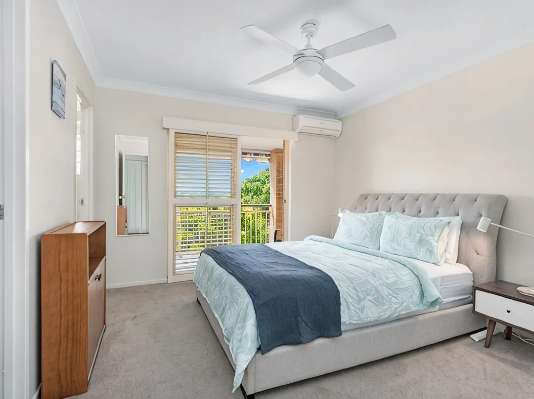 Bright & Breezy ~ 2 Bed/2 Bath /1 Car/ Views! - Brisbane