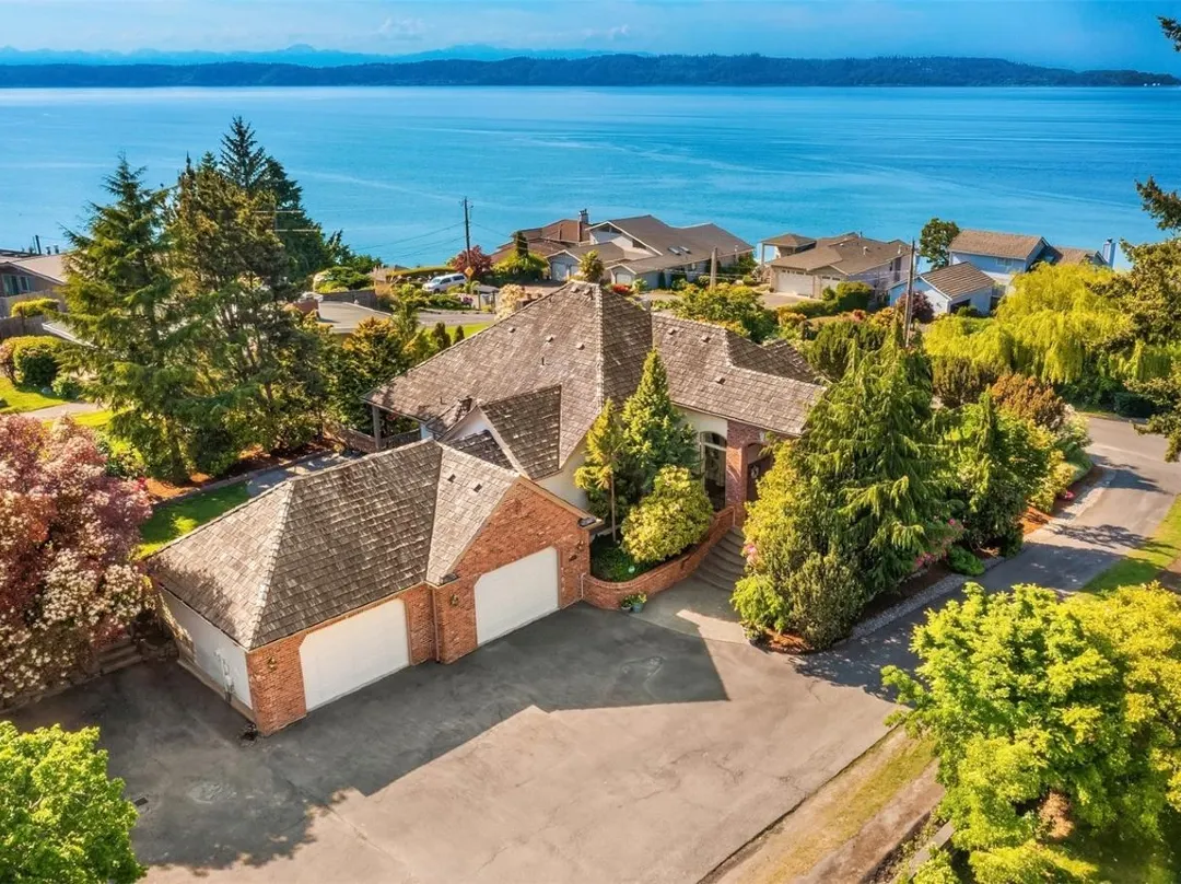 Breathtaking Water Views And Private Beach Access - Stunning Coastal Haven - Tacoma, WA