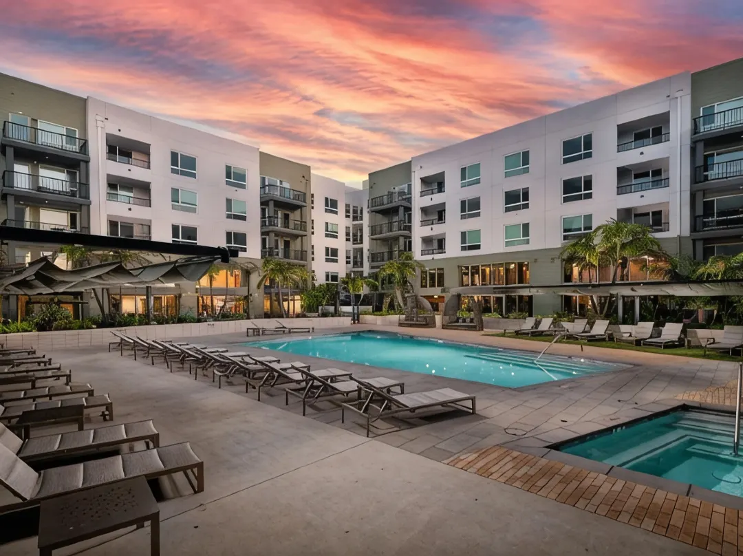 Serene Apt 10 Min From Disneyland With Pool & Gym - Irvine, CA