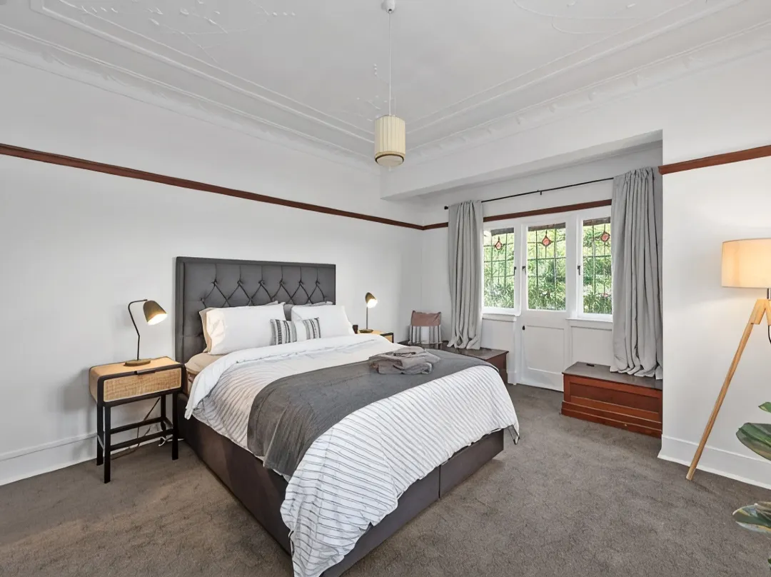 Art Deco In Ascot! ~ 2 Bed / 1 Bath / 1 Car - Brisbane