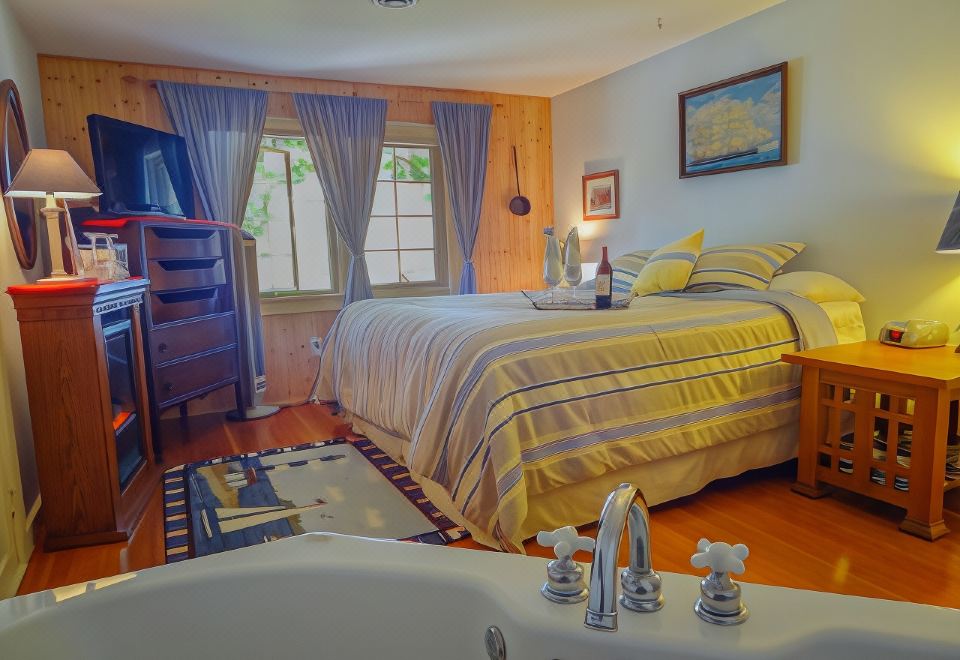 Lake Ripley Lodge w Lake Front Rooms, Grand Porch, Kayaks & Paddleboard ...