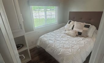 Charming 2-bedroom cabin at Sun Retreats Silver Lake campground ...