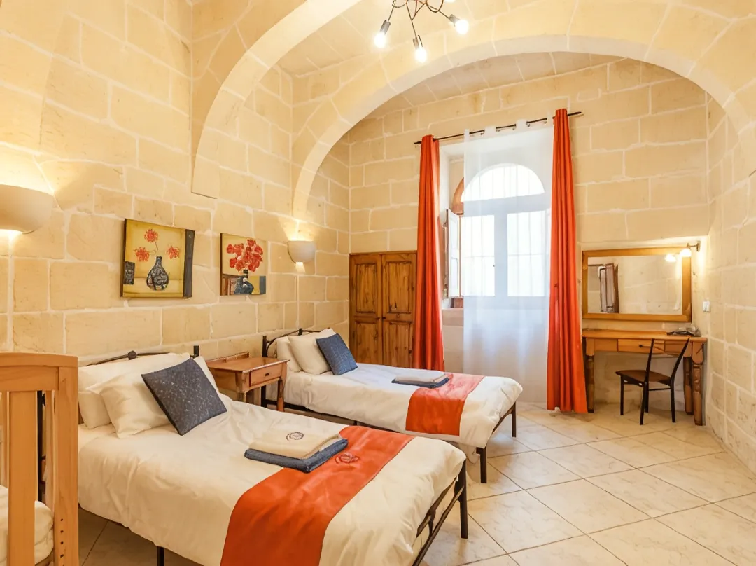 Centre Island - 5 Bedrooms Kercem Village - Malta
