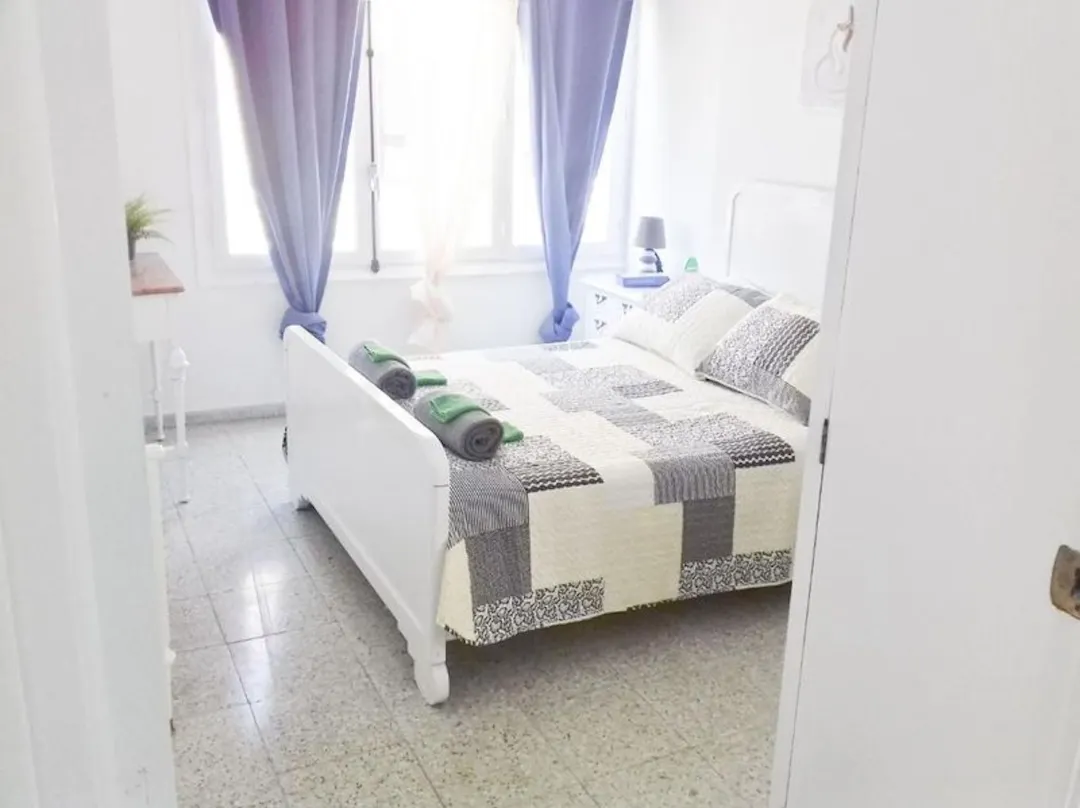 Apartamento De 3 Habitaciones Con Mucha Luz Natural Y Balcón. Aire Acondicionado. - Alicante
