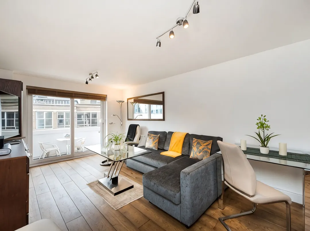 Views For Days - Fitzrovia -  By Frankie Says - Londres