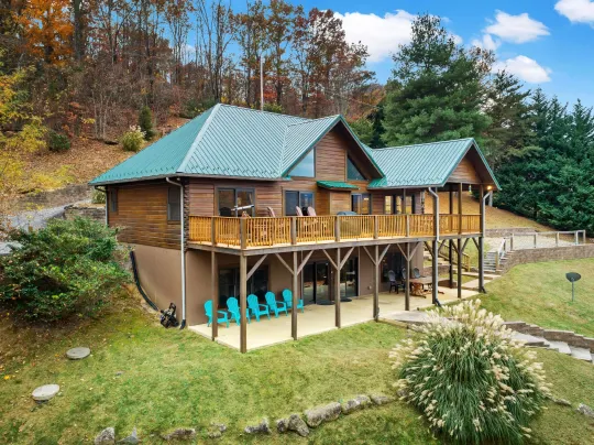 Stunning Log Home With Exceptional Views - Charming Foothills Retreat - Chimney Rock, NC