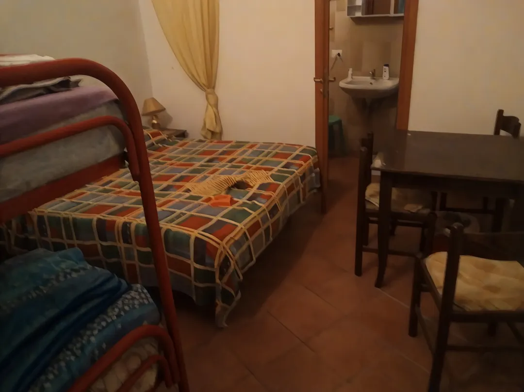 Comoda Stanza Ampia Per Cinque Persone - Taormina