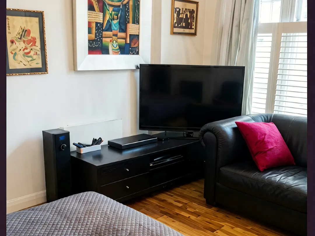Women Only- Single Bed, Private Toilet, Shared Shower, 2nd Guest- Inflatable Bed - London