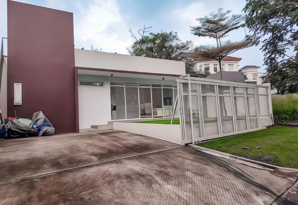 Villa Jardine with Private Pool Sentul City お得に宿泊予約-Babakan Madang ...