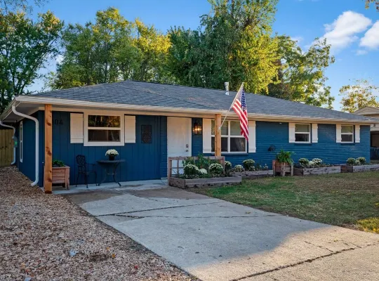 Modern Kitchen And Tranquil Outdoor Space - Luxurious Haven - Bentonville, AR