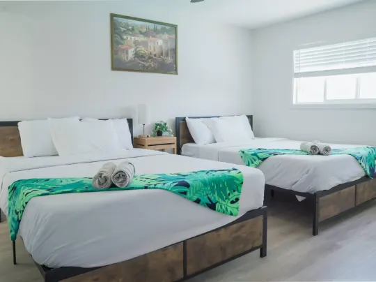 Luxury Amenities And Privacy - Gorgeous Contemporary Retreat - Las Vegas, NV