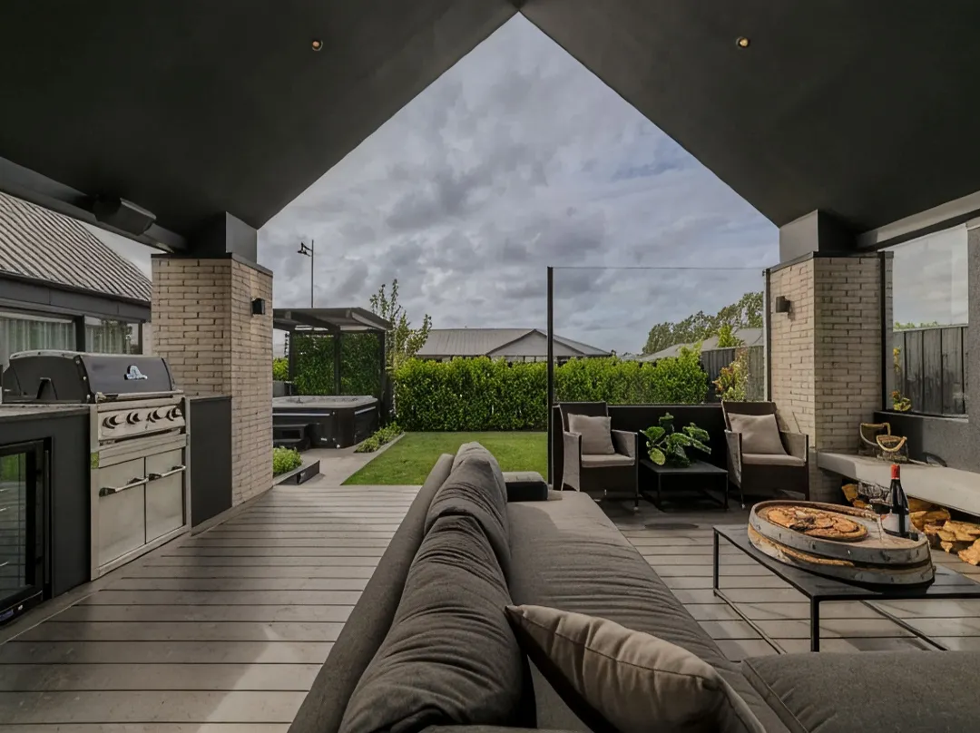 Stylish Home W/ Private Spa, Indoor & Outdoor Fire - Christchurch