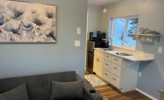 Paradise Cottage - Charming 1 bedroom lake view cottage minutes from ...