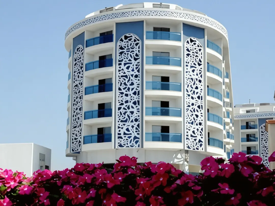 Dream World Hill - Side