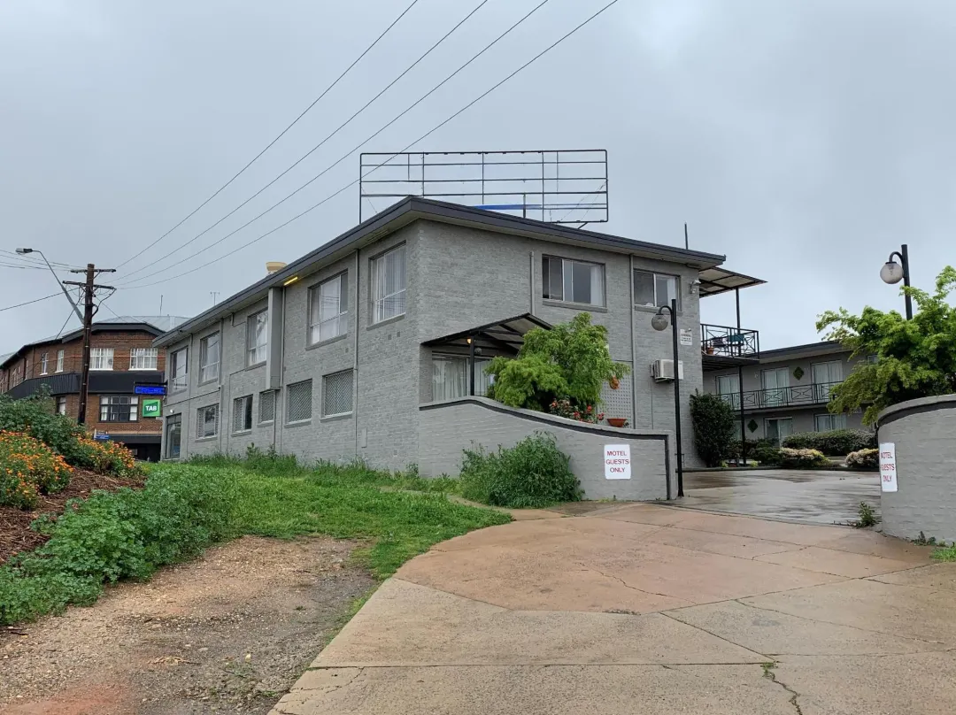 Crest Motor Inn - Canberra